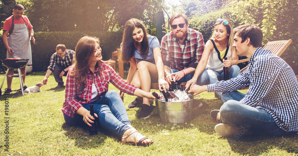 Grillparty in eigenem Garten Stock-Foto | Adobe Stock