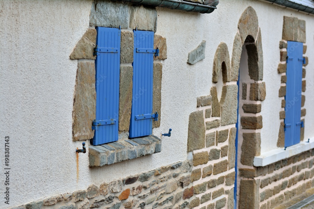 Maison typiquement bretonne aux volets bleus Stock Photo | Adobe Stock