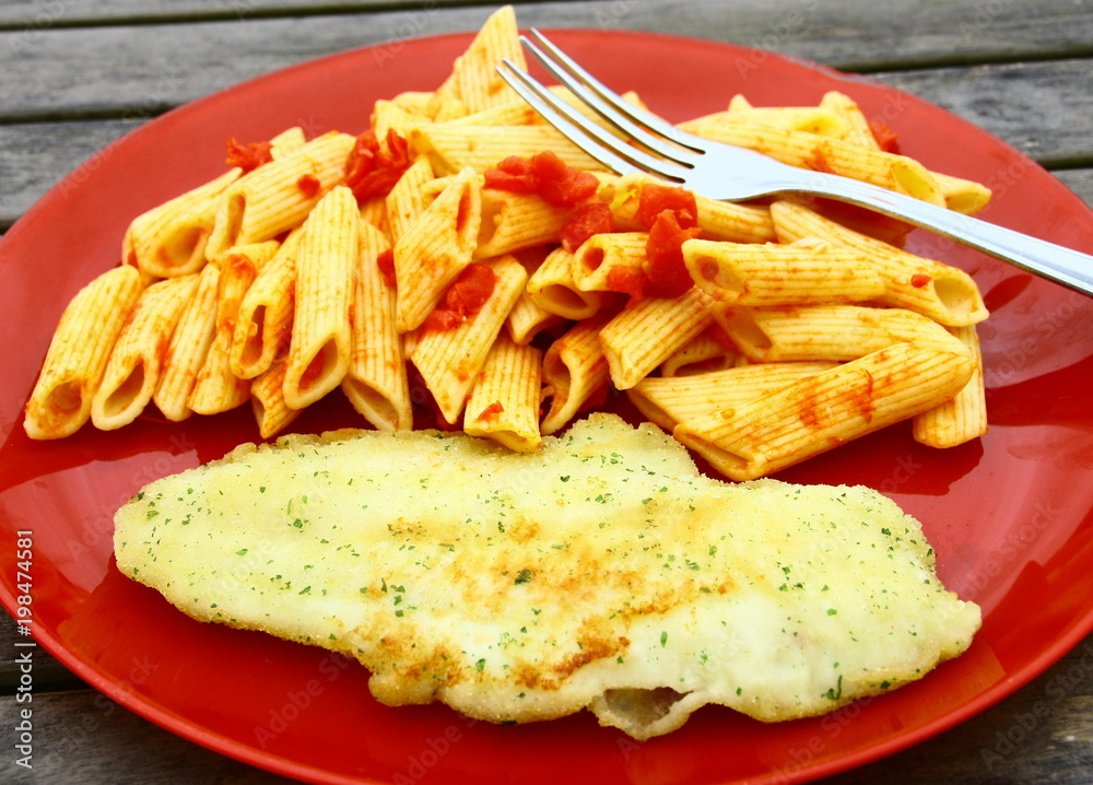 assiette de filet de poisson,pâtes Stock Photo | Adobe Stock