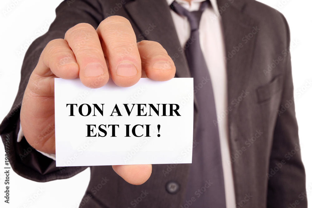 Foto de Homme tenant une carte sur laquelle est écrit ton avenir est ...