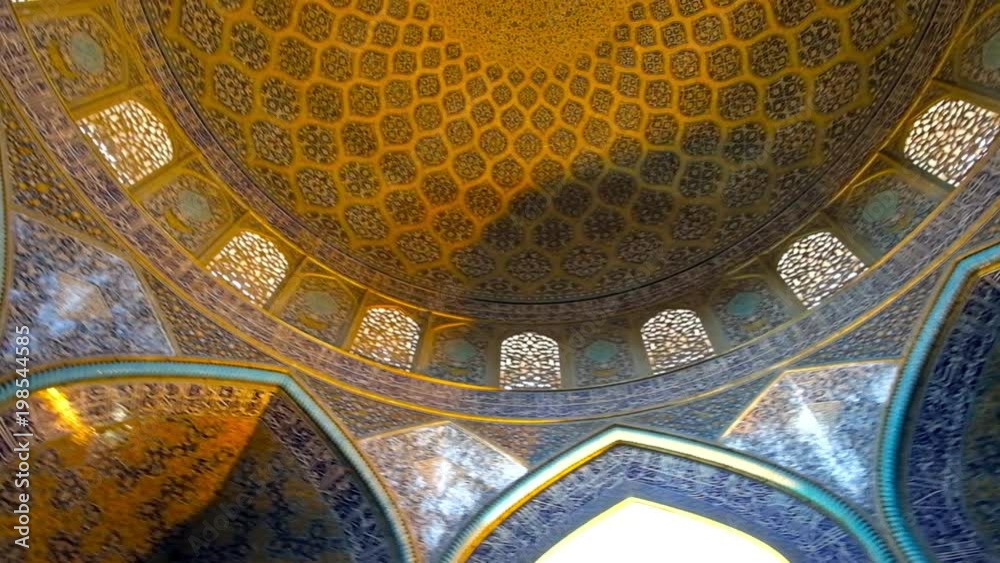 Vidéo Stock ISFAHAN, IRAN - OCTOBER 21, 2017: Sheikh Lotfollah mosque ...