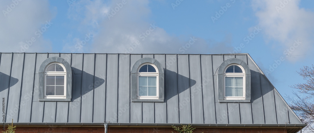 Dach aus Zinkblech Stock-Foto | Adobe Stock