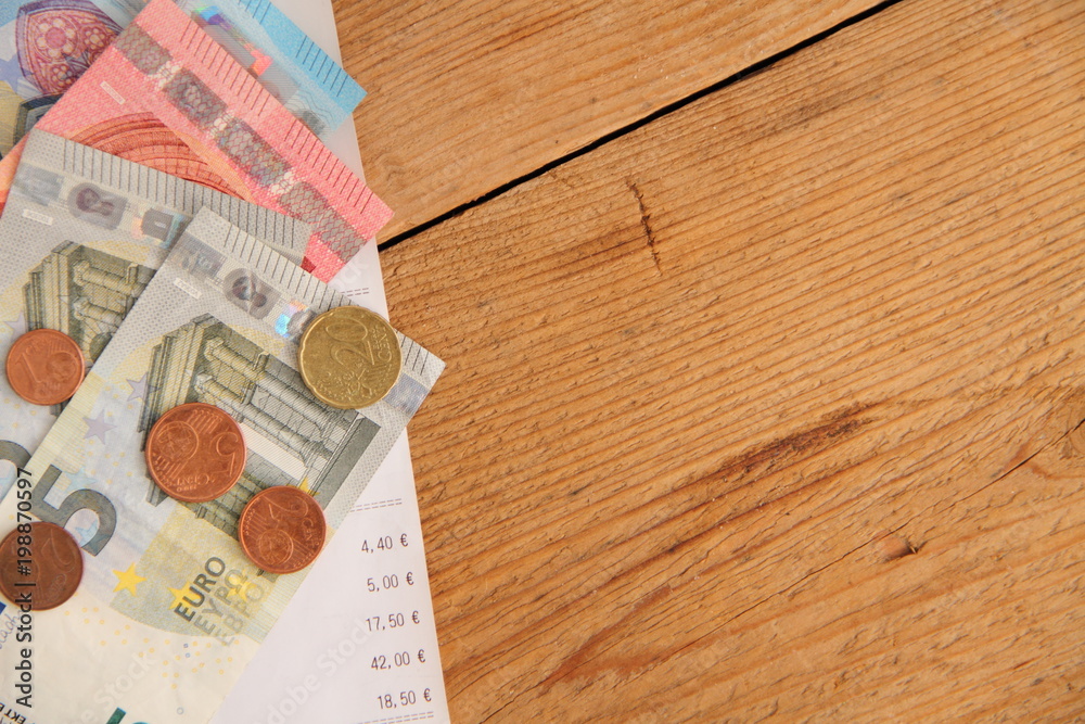 Rechnung mit Kleingeld Stock Photo | Adobe Stock