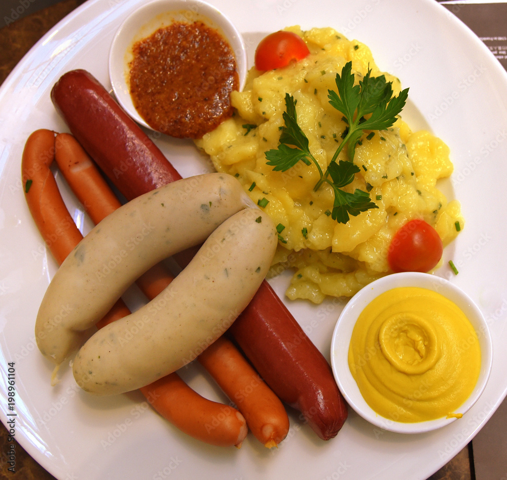 Wurstplatte mit Weißwürsten, gekochter Rindswurst, Frankfurter ...