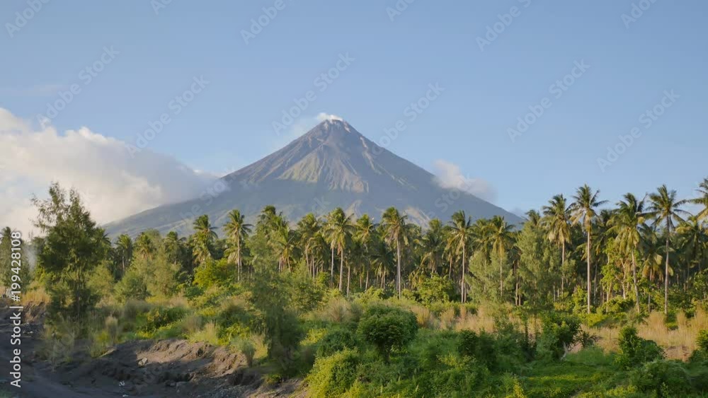 Mount Mayon Volcano in the province of Bicol, Philippines. vídeo de ...