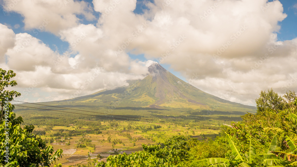 Foto de Mayon Volcano in Legazpi, Philippines. Mayon Volcano is an ...