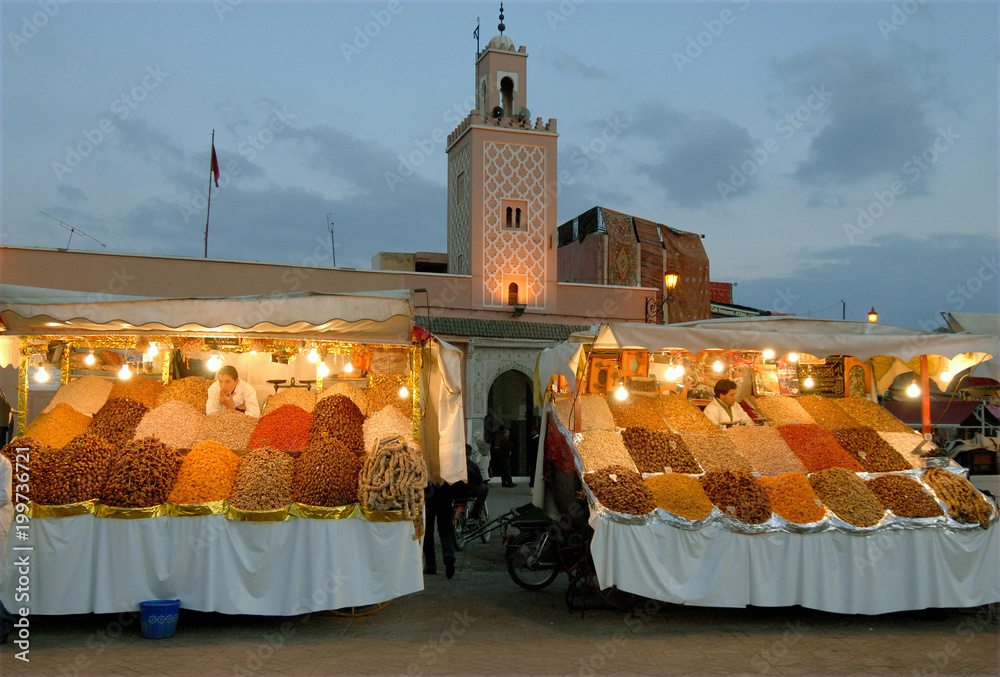 Stand d'épices sur le marché de la Place Jemaa El-Fna à la tombée de la ...