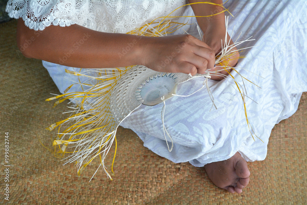 Foto de Polynesian Cook Islander woman weaving a hand fan in Rarotonga ...