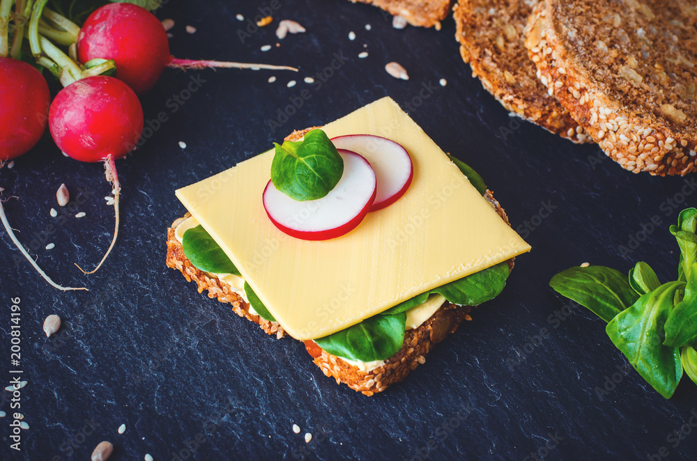 Käsebrot-Vollkorn-Stulle Stock-Foto | Adobe Stock