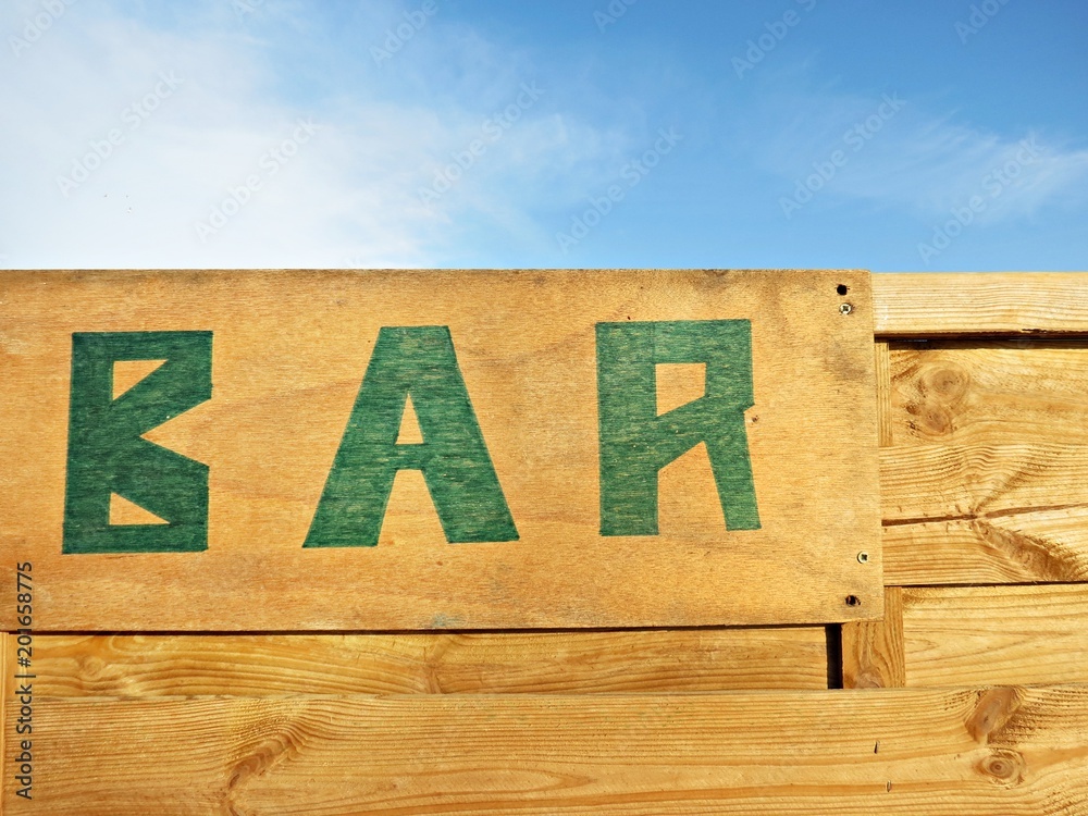 Letrero rústico de bar con letras pintadas sobre madera Stock Photo ...