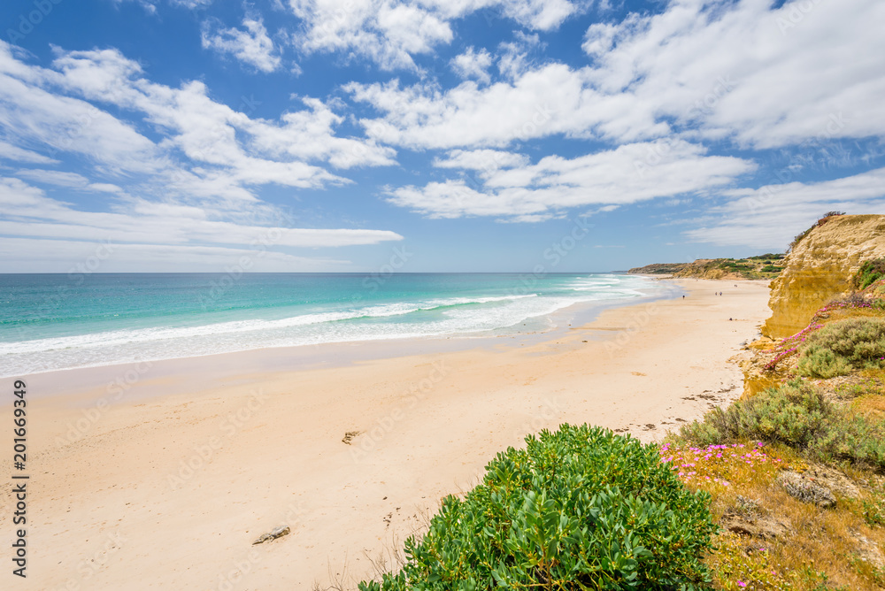 Foto de Sunny beautiful summer coast view to the blue sea and pure ...