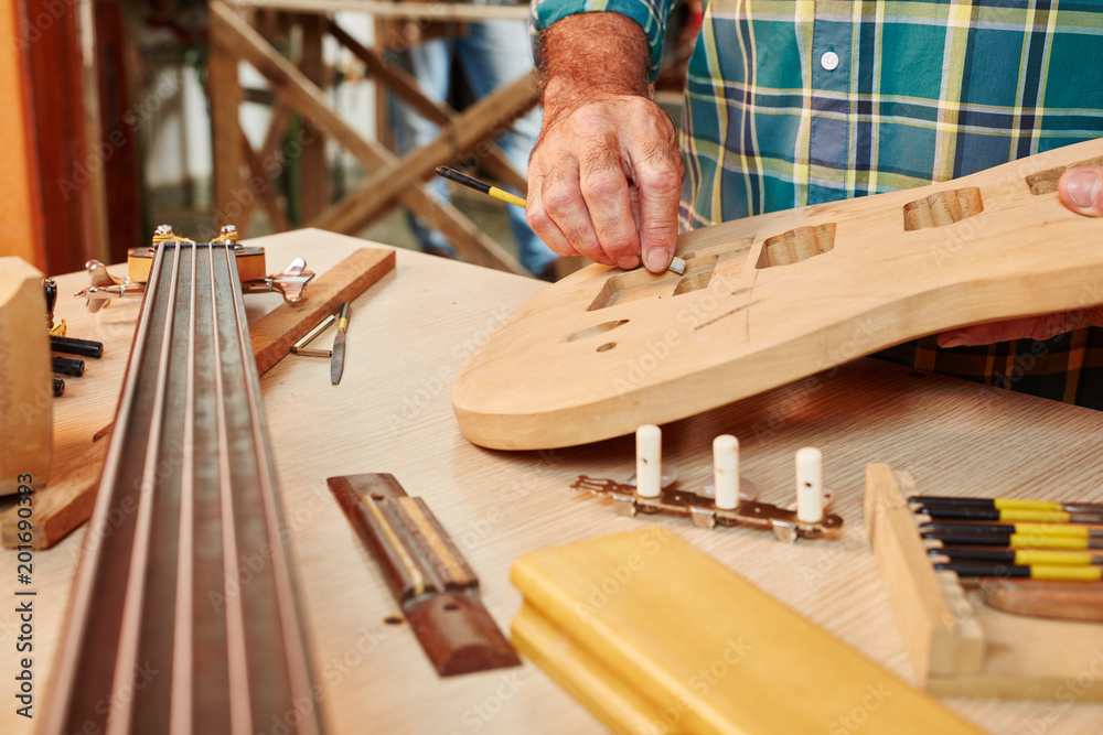 Gitarrenbauer arbeitet an einer neuen Gitarre Stock Photo | Adobe Stock