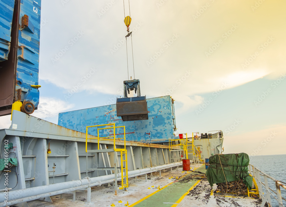 the process of Lignite coal in freight discharge form bulk cargo ship ...