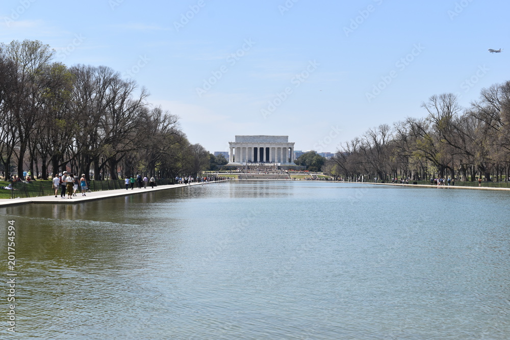 Famous Lincoln Memorial on the Lincoln Memorial Reflecting Pool in USA ...