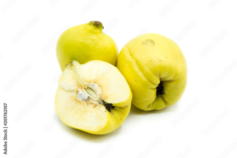 Quitte Quitten isoliert freigestellt auf weißen Hintergrund ...