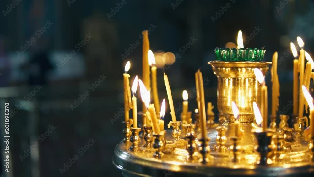 Vídeo do Stock: atmosphere of the Christian church, many candles burn ...