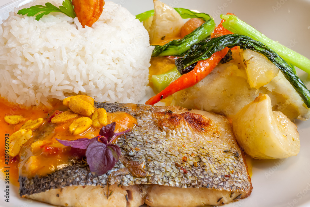 Foto Stock dos de dorade coryphène grillée, sauce cacahuètes, riz blanc ...
