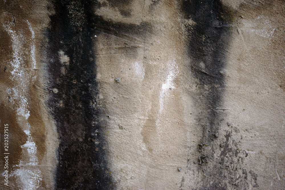 Mauerwand mit Ruß und Dreck / Die Nahaufnahme einer verrußten und rauen ...
