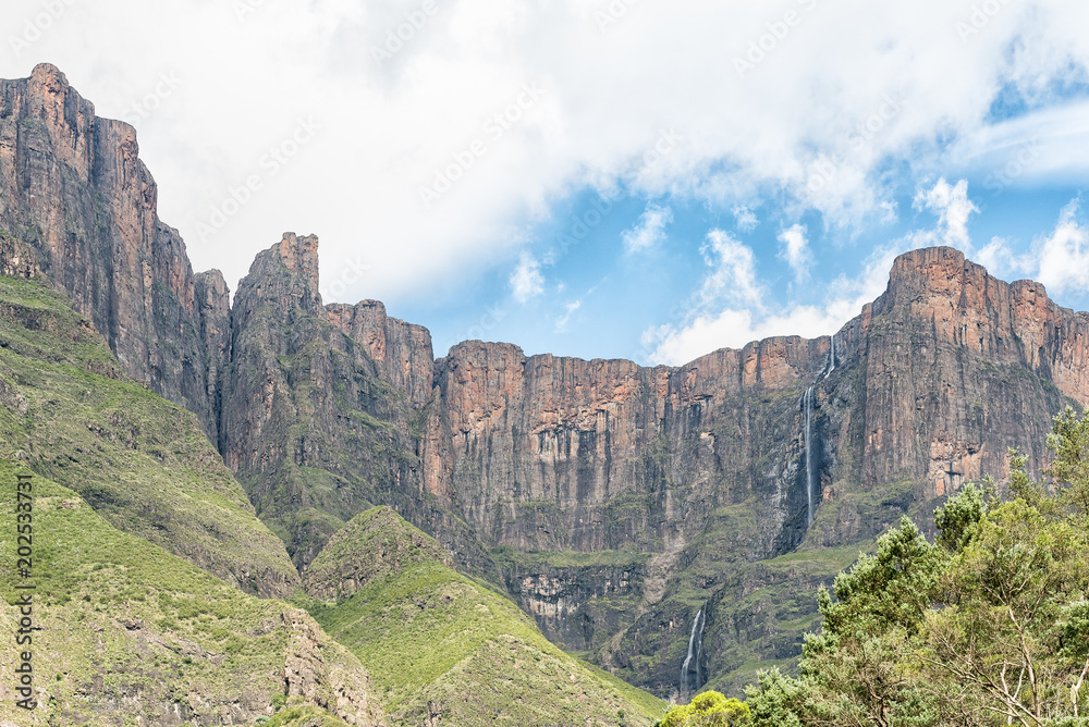 Foto de Tugela Falls, at 948m, the 2nd tallest waterfall on earth do ...