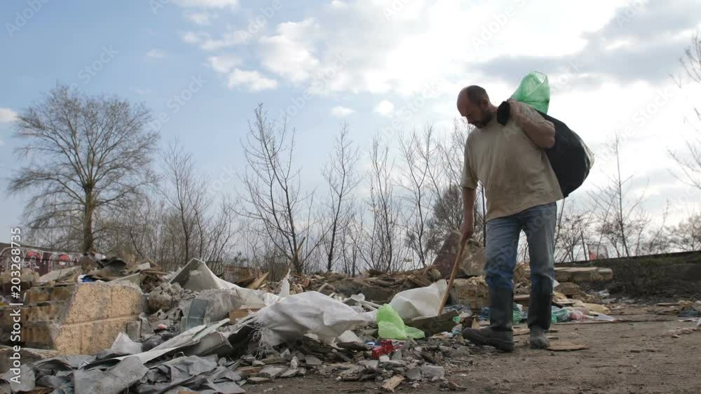 Vidéo Stock Front view of senior homeless male holding trash bin bags ...