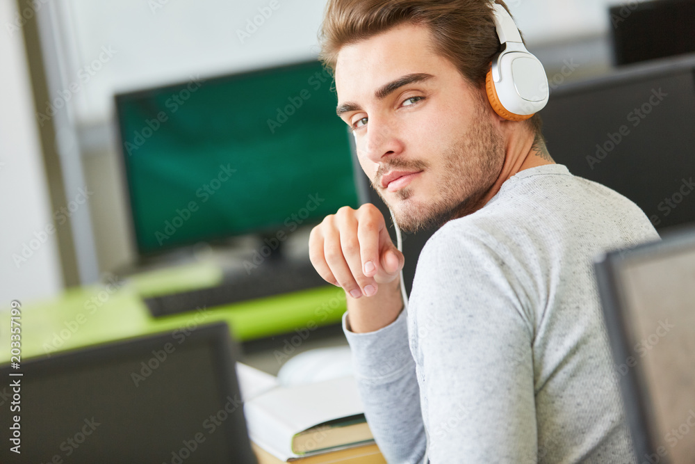 Informatik Student mit Kopfhörer Stock-Foto | Adobe Stock