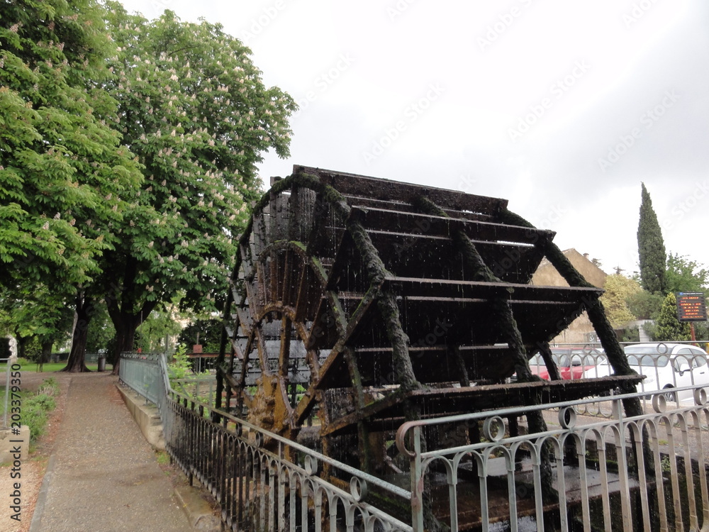 Une grande roue à Aube - Isle sur la Sorgue - France Stock Photo ...