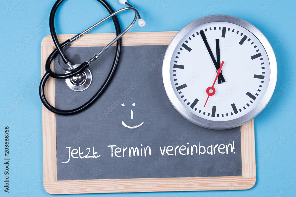 Uhr mit einem Stethoskop und dem Spruch jetzt Termin vereinbaren Stock Photo | Adobe Stock