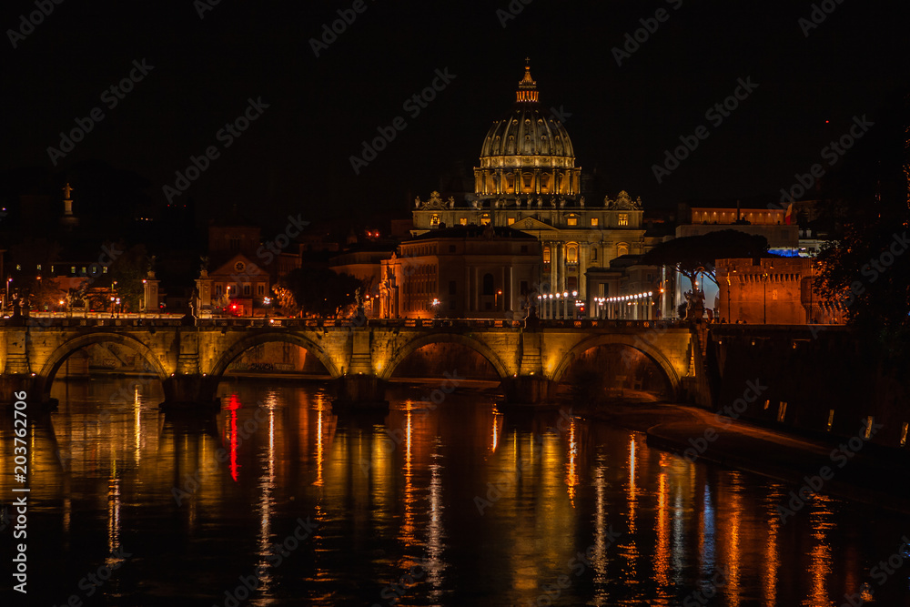 Basilique Saint Pierre de Rome la nuit, depuis le pont Umberto I Stock ...