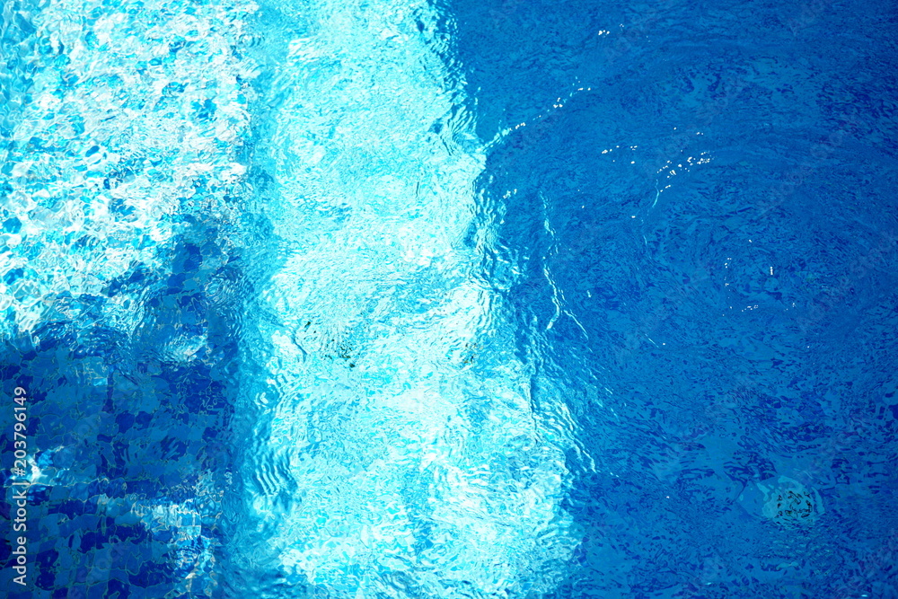 Light and dark blue pool water onder the summer sun. Pool background ...