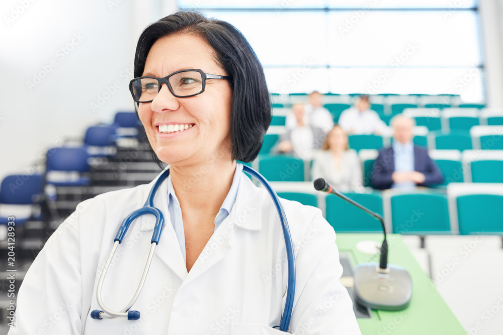Frau als Ärztin und Dozentin für Medizin Stock Photo | Adobe Stock