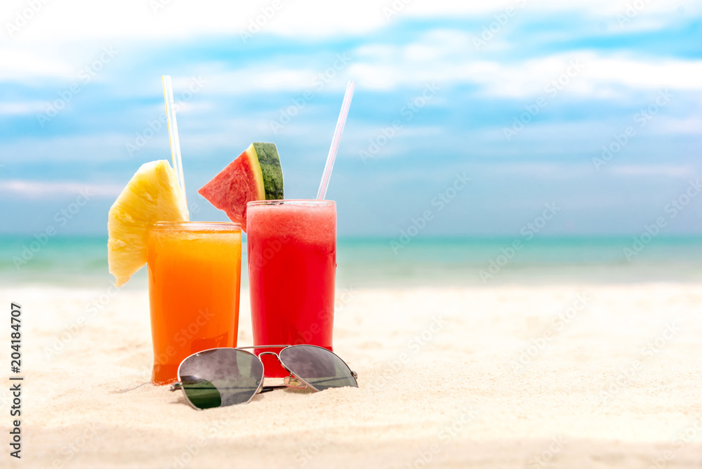 Foto de Colorful refreshing tropical fruit juice drinks at summer beach ...