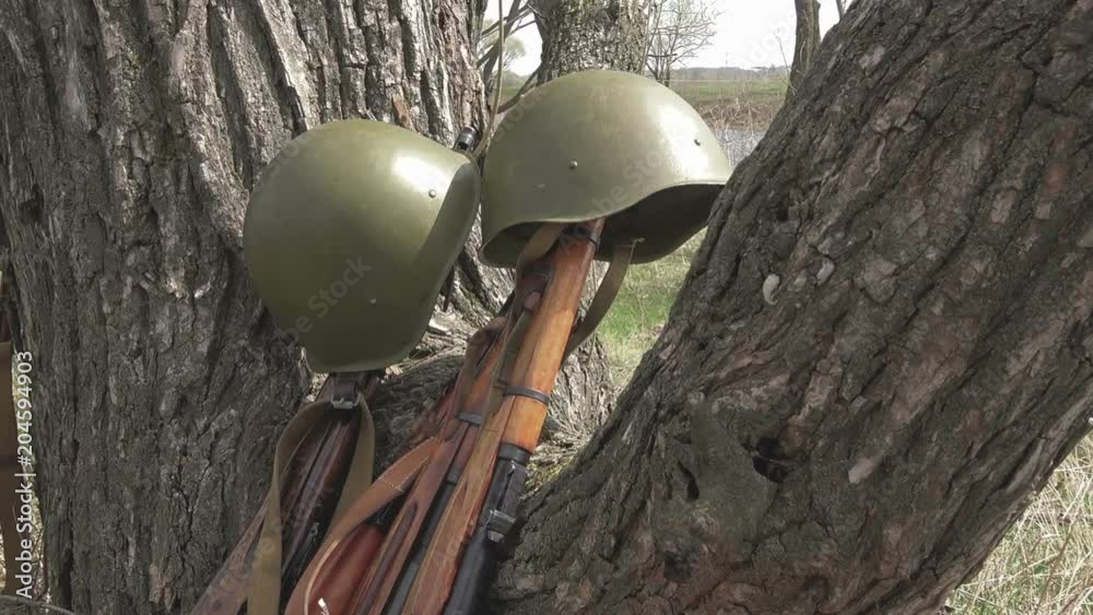 Rifles and helmets of the Soviet army of the Second World War vídeo de ...