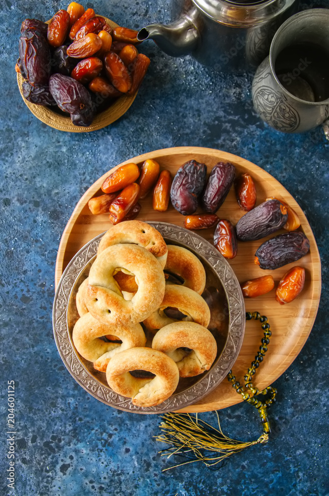 Traditional arabic date ring cookies - kaak bi ajwa, popular cookies ...