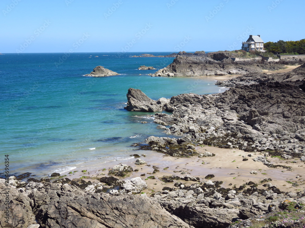 Côte rocheuse en Bretagne, à Rothéneuf, Saint-Malo, avec une maison ...