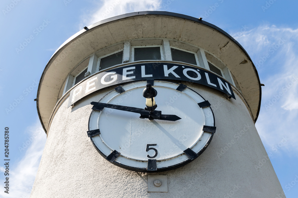 Pegel Köln in der Kölner Altstadt-Nord. Er ist einer von 22 Pegeln am ...