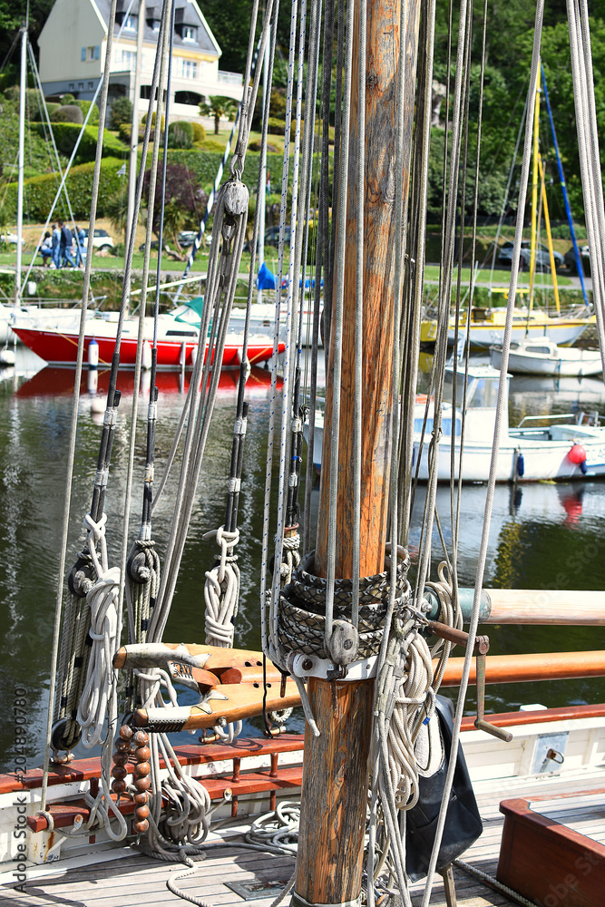 mat d'un voilier avec les bouts Stock Photo | Adobe Stock