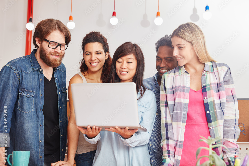 Business Startup Team mit Laptop Stock Photo | Adobe Stock