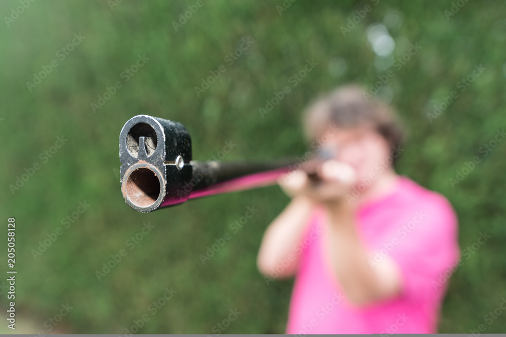 fusil hypodermique pour anesthésie à distance..Hypodermic rifle for ...
