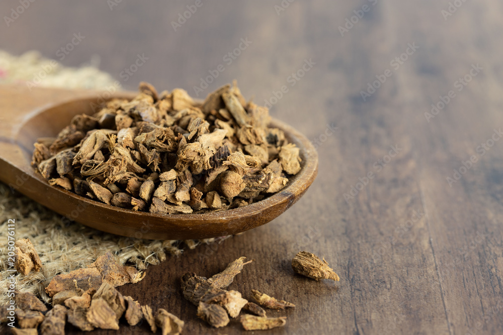 Galgantwurzel getrocknet geschnitten Stock-Foto | Adobe Stock