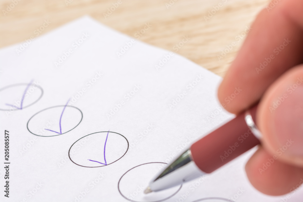 Foto de Abhaken einer Checkliste zur besseren Organisation eines ...