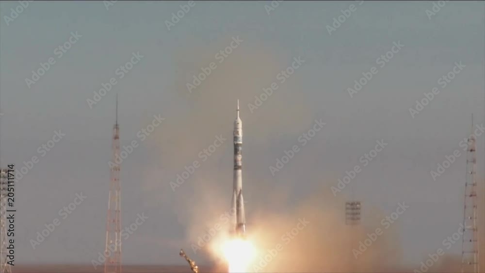 Rocket launches in remote desert, tilt up vídeo do Stock | Adobe Stock