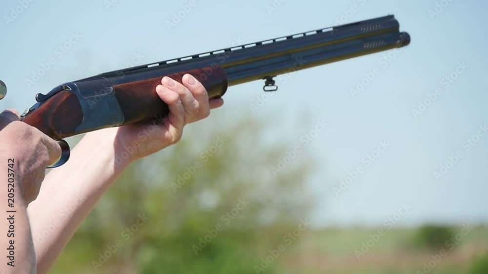 Stockvideo Profile of a pro man keeping his double barrel rifle ...