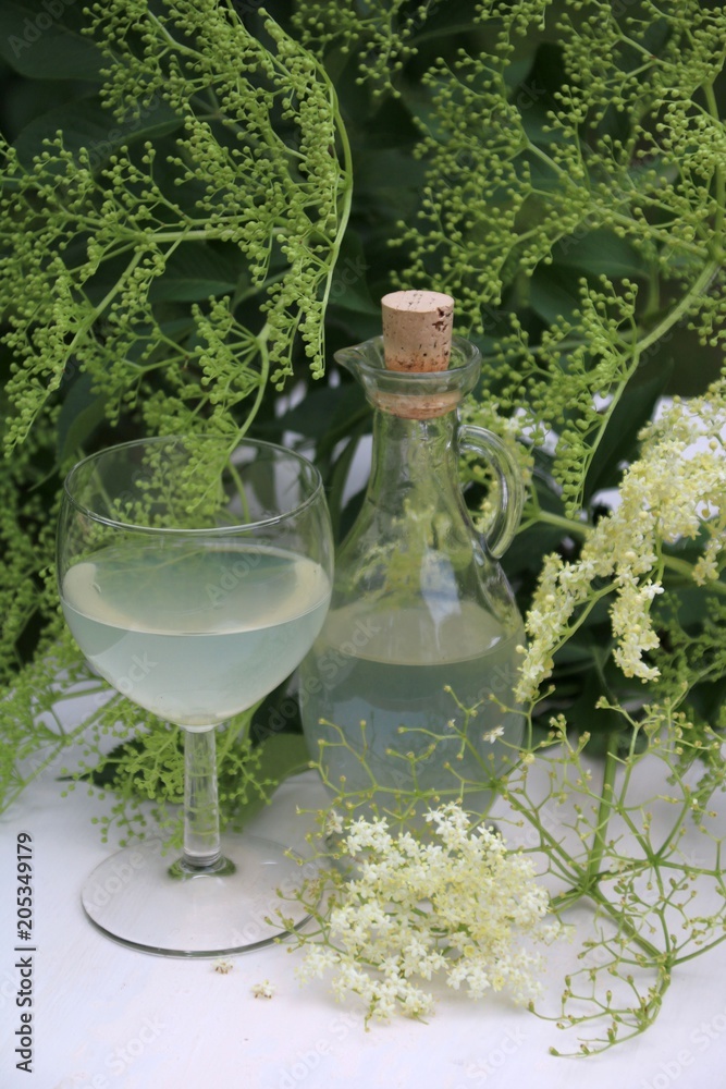 holundersirup auf dem gartentisch Stock Photo | Adobe Stock