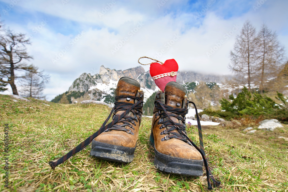 Wanderschuhe mit Herz am Gipfel Stock-Foto | Adobe Stock