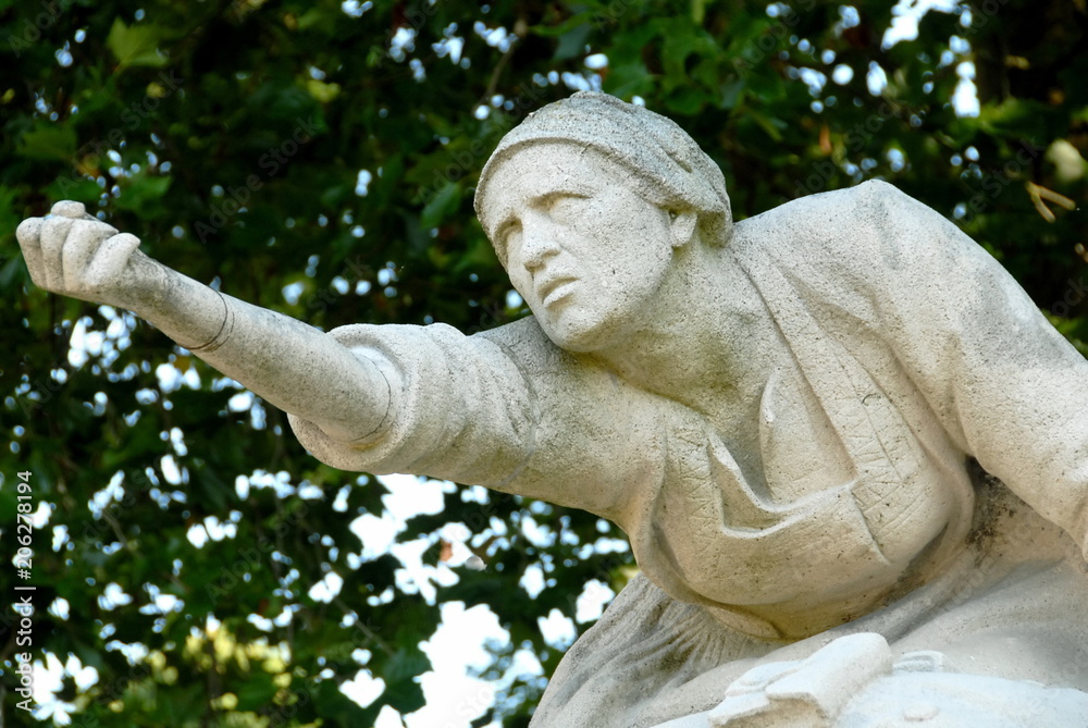 Monument aux Morts français, femme à genoux, bras tendu et poing serré ...
