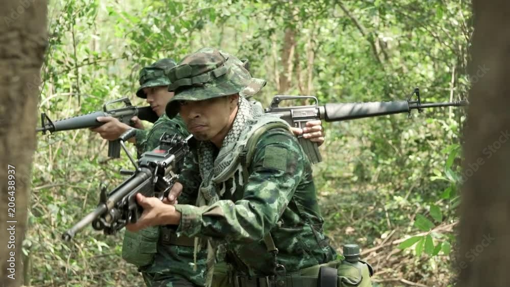 Vidéo Stock Slow motion of soldiers aiming their assault rifles in ...