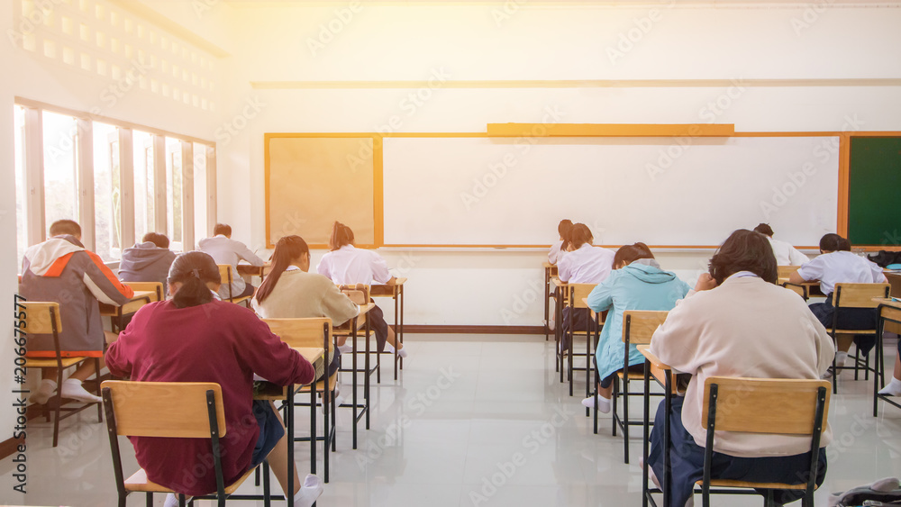 Foto de Blurred of Asian Students groups doing multiple-choice quizzes ...