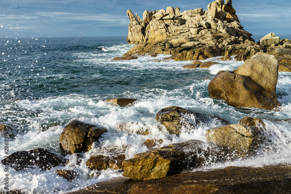 F, Bretagne, Finistère, Nordküste, Flut, Wellen und Gischt am Felsen ...