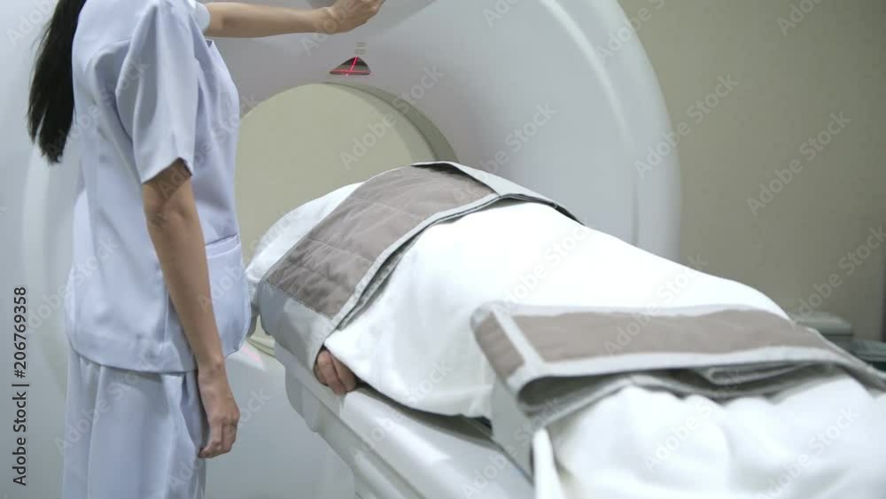 Vidéo Stock Patient in MRI machine for a CT scan. Senior man cover in ...