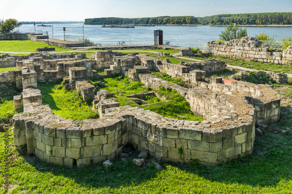 Foto de Remains of stone walls of ancient castle Durostorum on the ...
